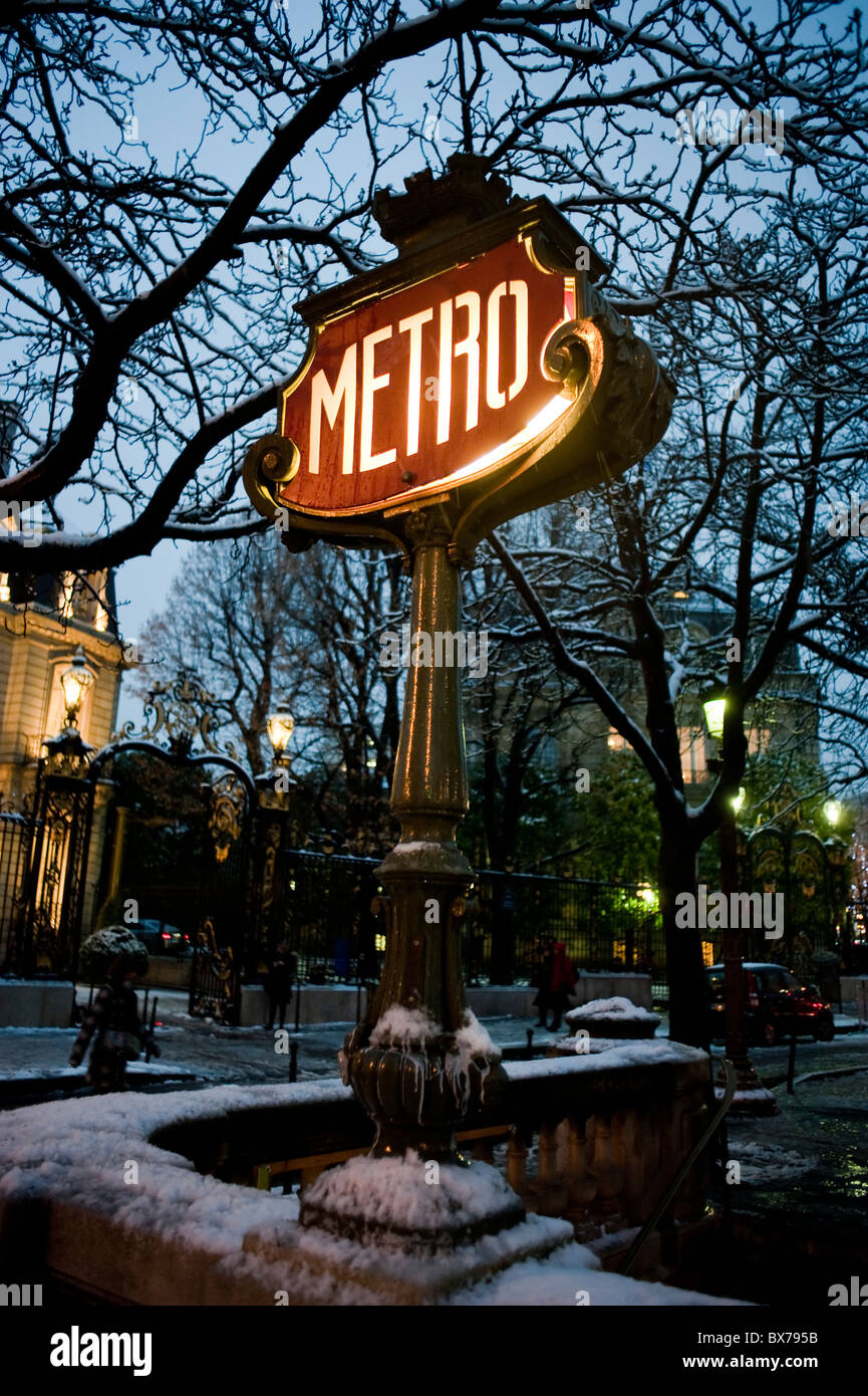 Paris metro station sign snow hi-res stock photography and images - Alamy