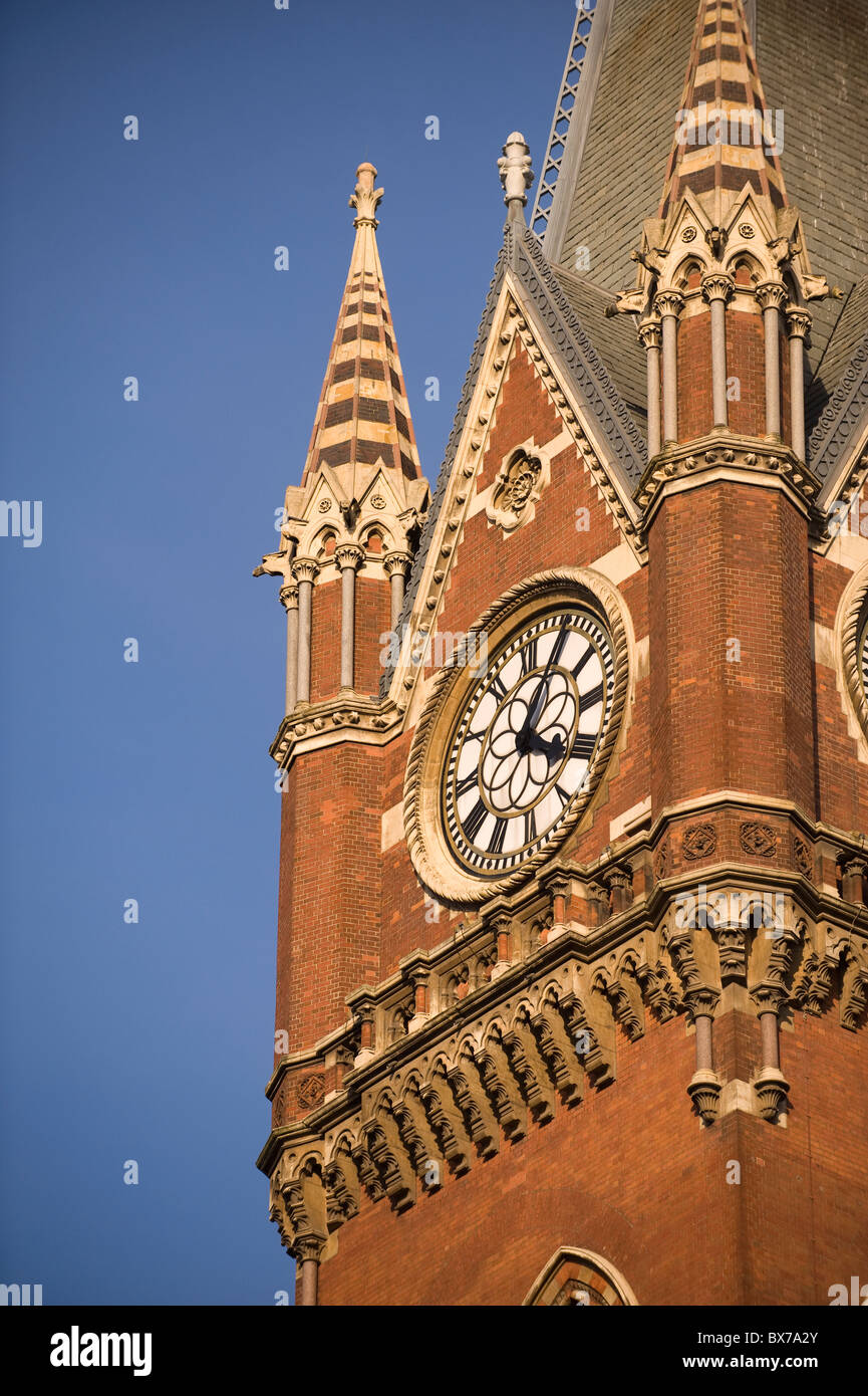 Liverpool university clock tower hi-res stock photography and images ...