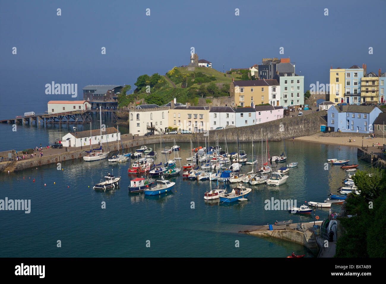 The old historic harbour in evening summer sunshine, Tenby ...
