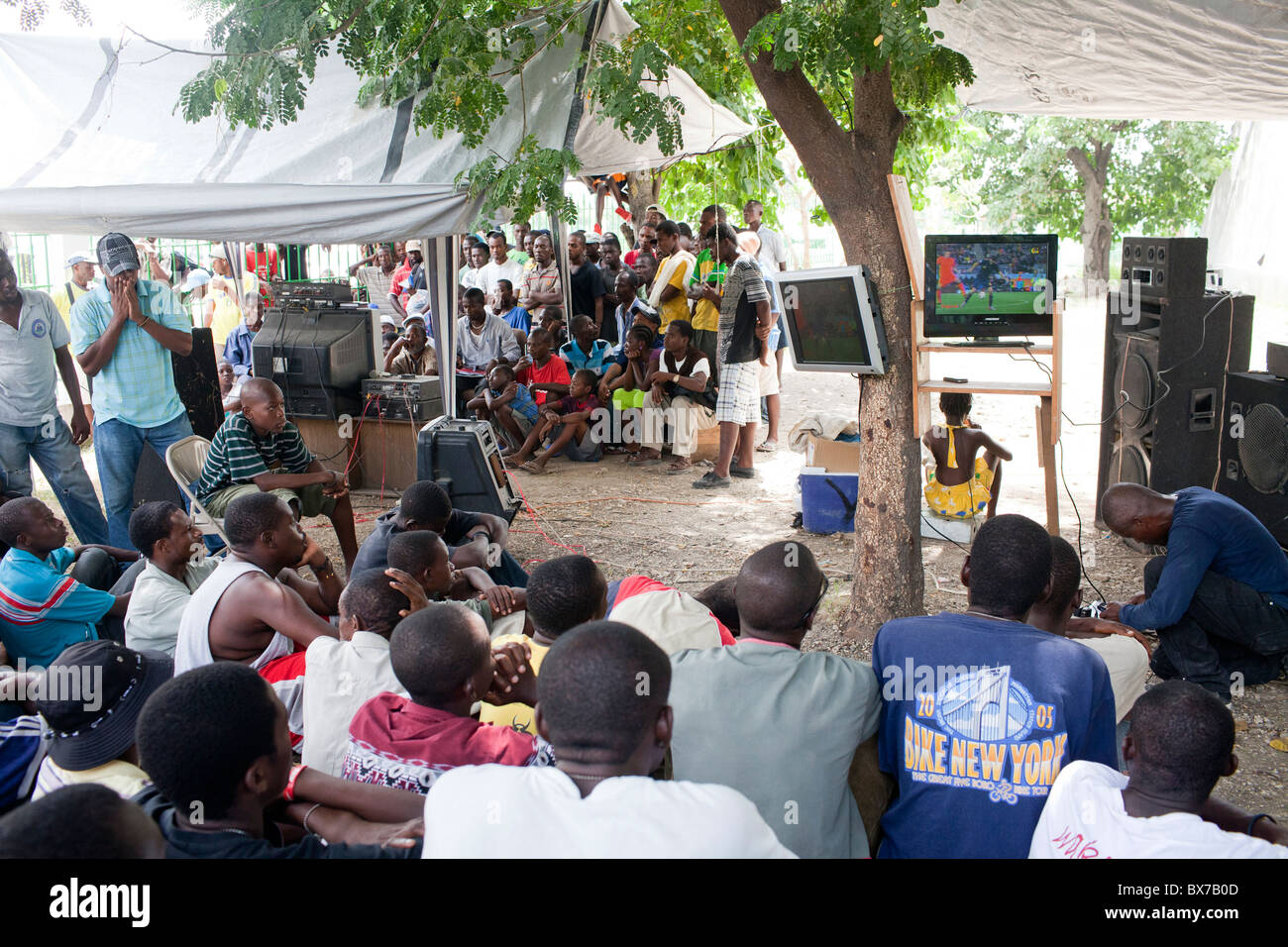 Crowd around to see the prince hi-res stock photography and images - Alamy