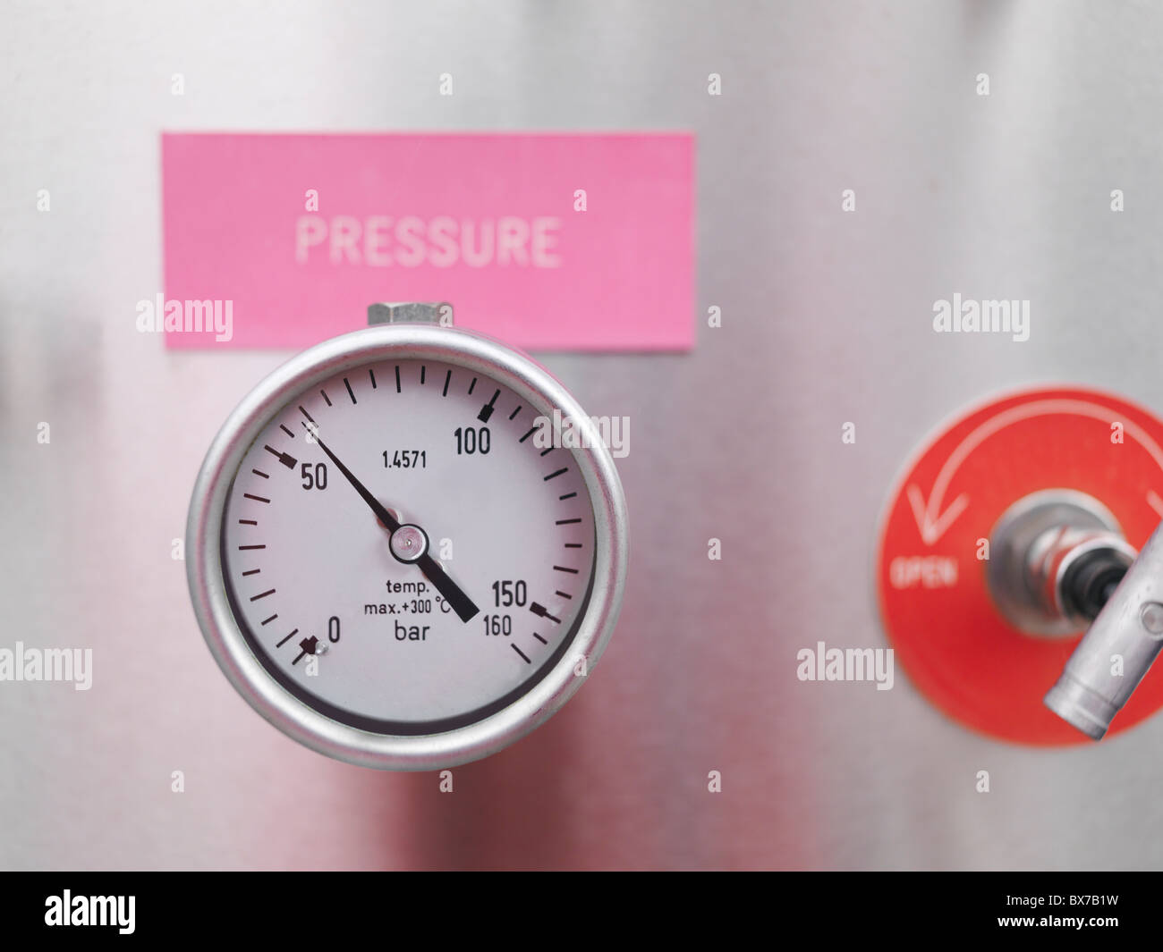 Monitoring gas pressure hi-res stock photography and images - Alamy