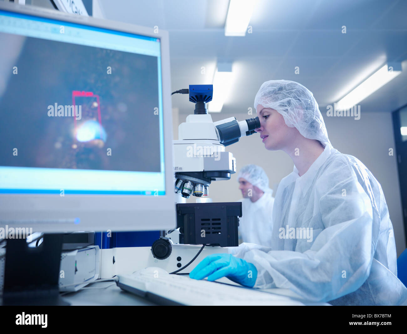 Scientist microscope hi-res stock photography and images - Alamy
