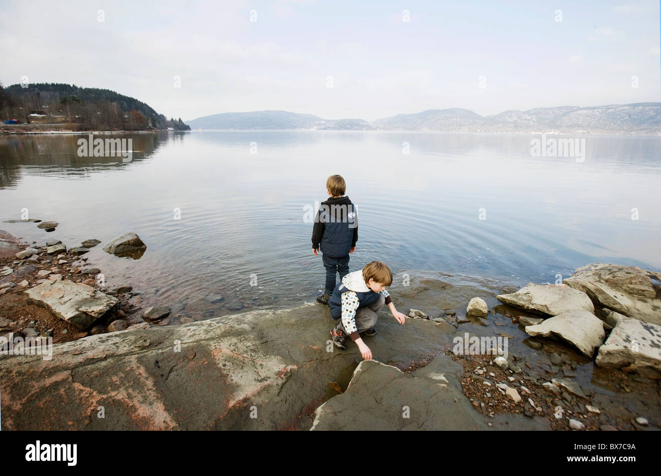 Children playing lake shore hi-res stock photography and images - Alamy