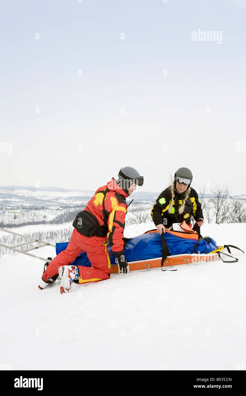 Snow mountain rescuers rescuing hi-res stock photography and images - Alamy