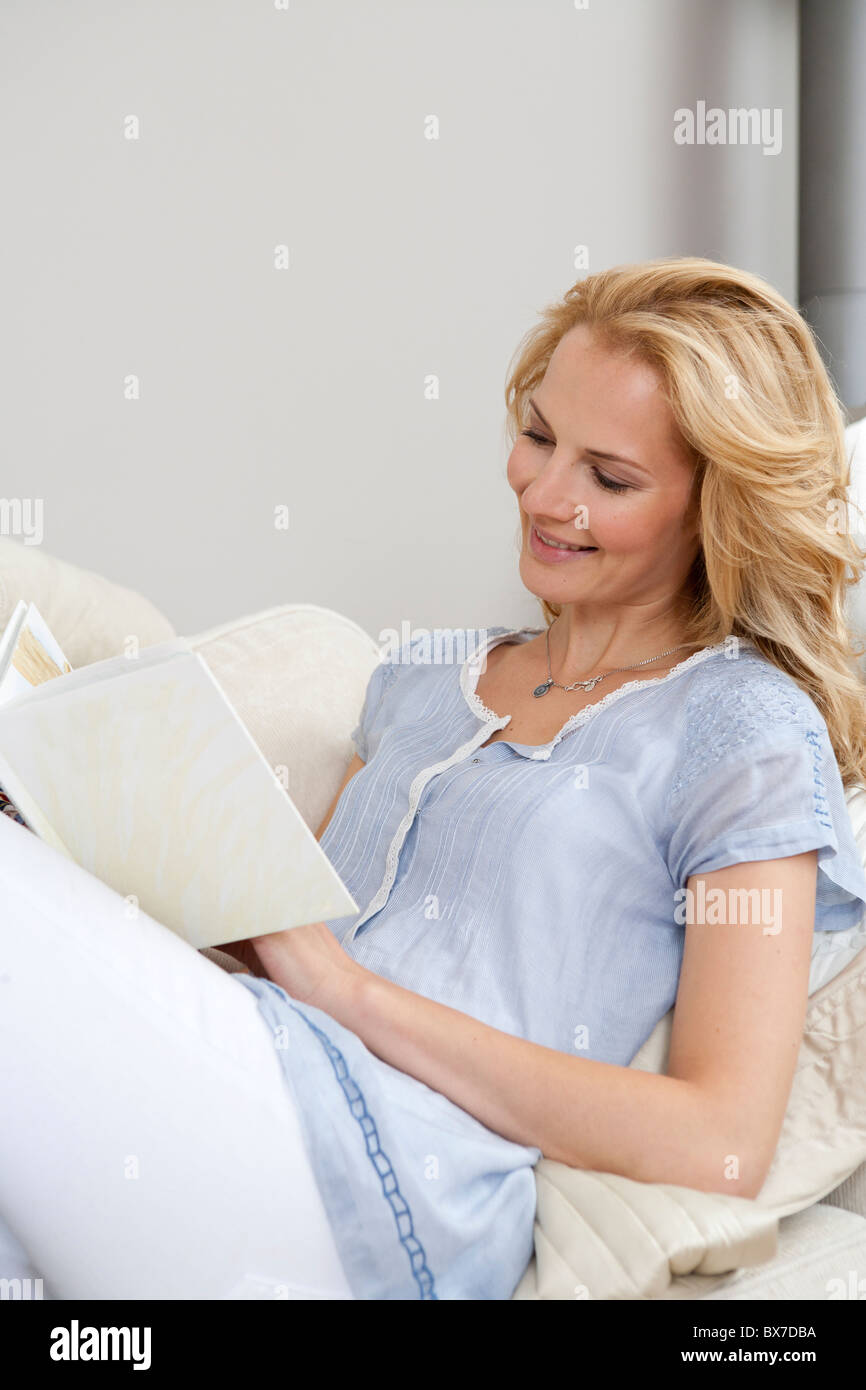 Reclining lady reading hi-res stock photography and images - Alamy