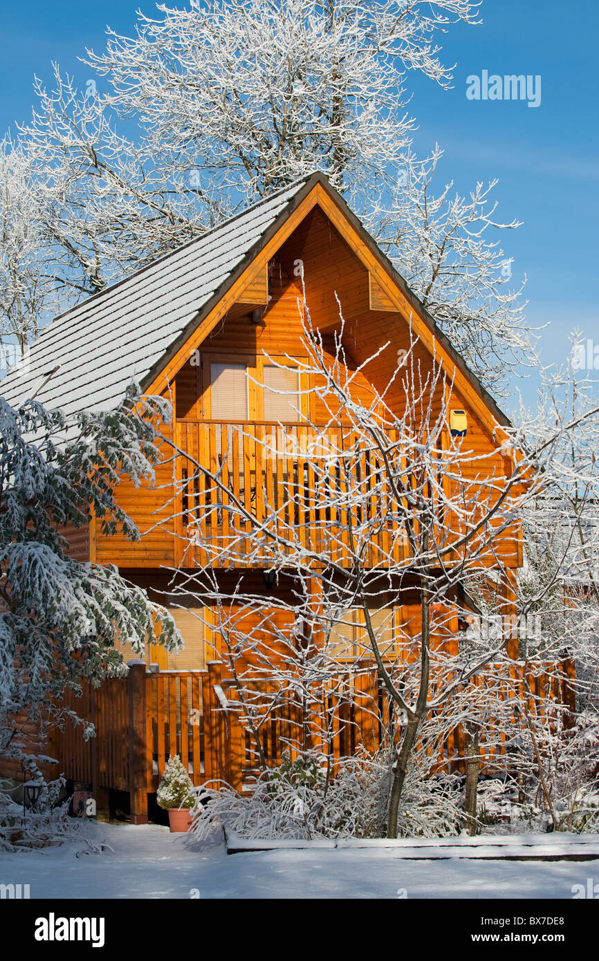 Modern log cabin exterior hi-res stock photography and images - Alamy