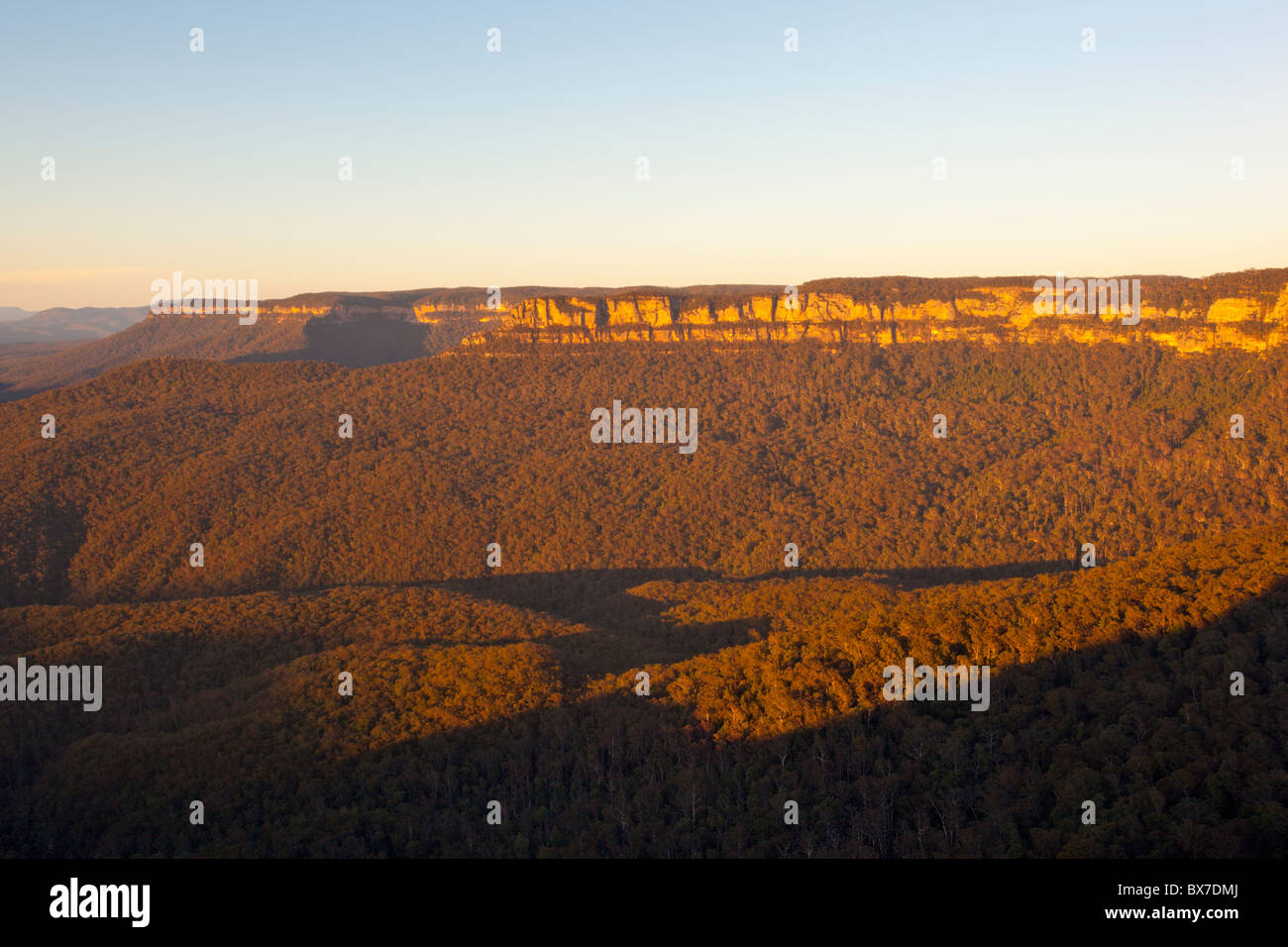Sunrise over the Jamison Valley from Echo Point, Katoomba, Blue ...