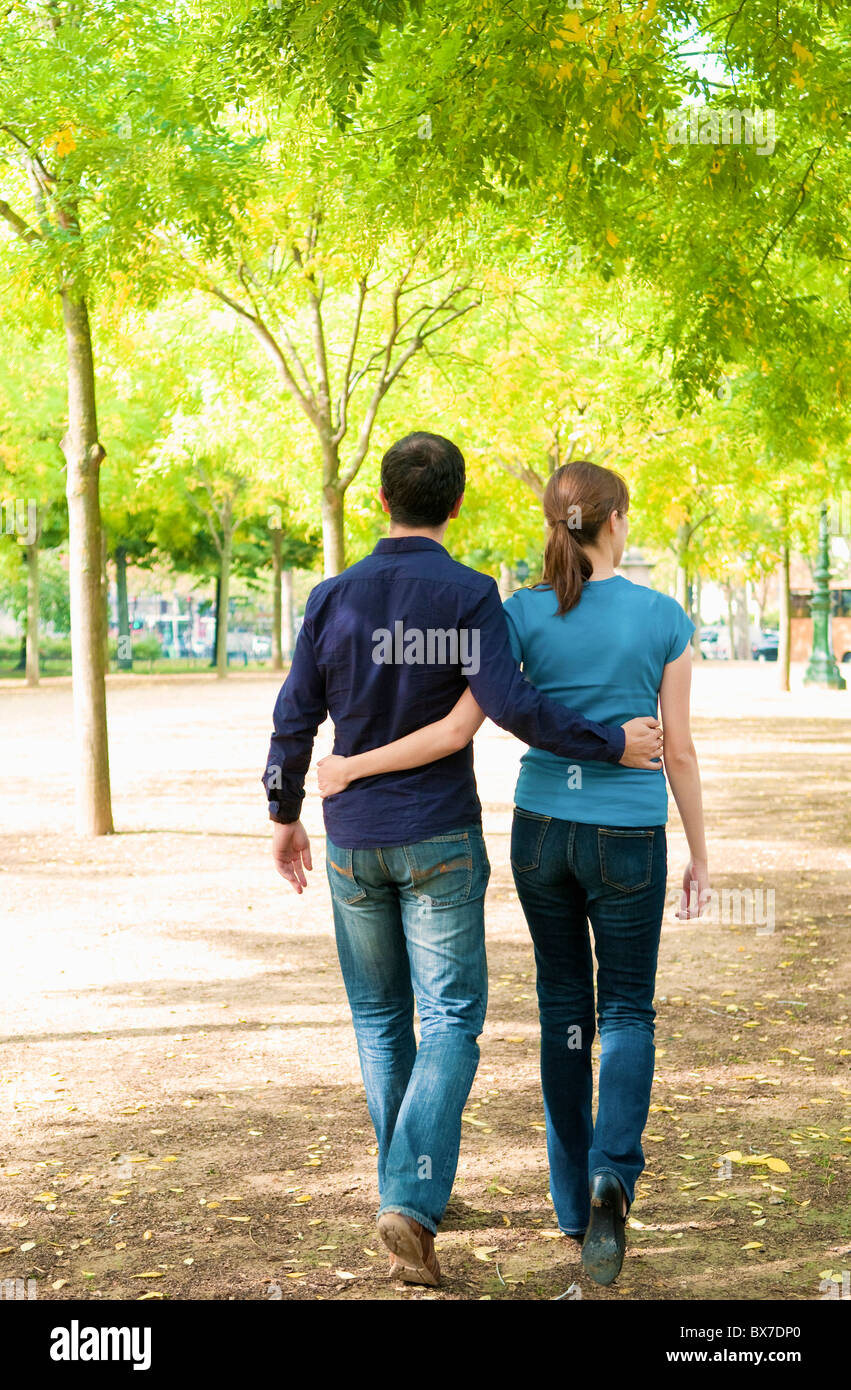 Romantic couple walk thru Paris park Stock Photo - Alamy