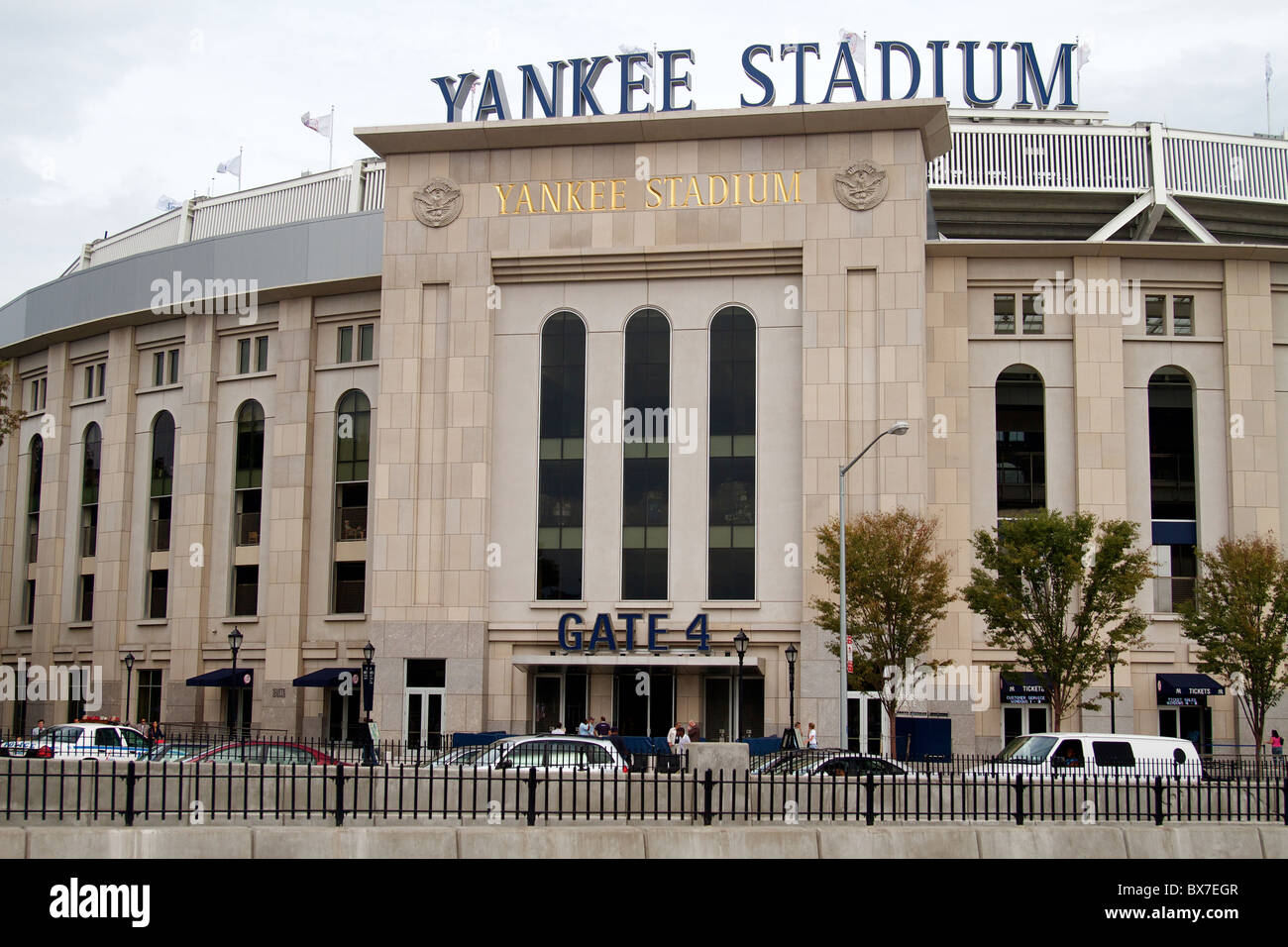 Yankee stadium new york exterior hi-res stock photography and images - Alamy