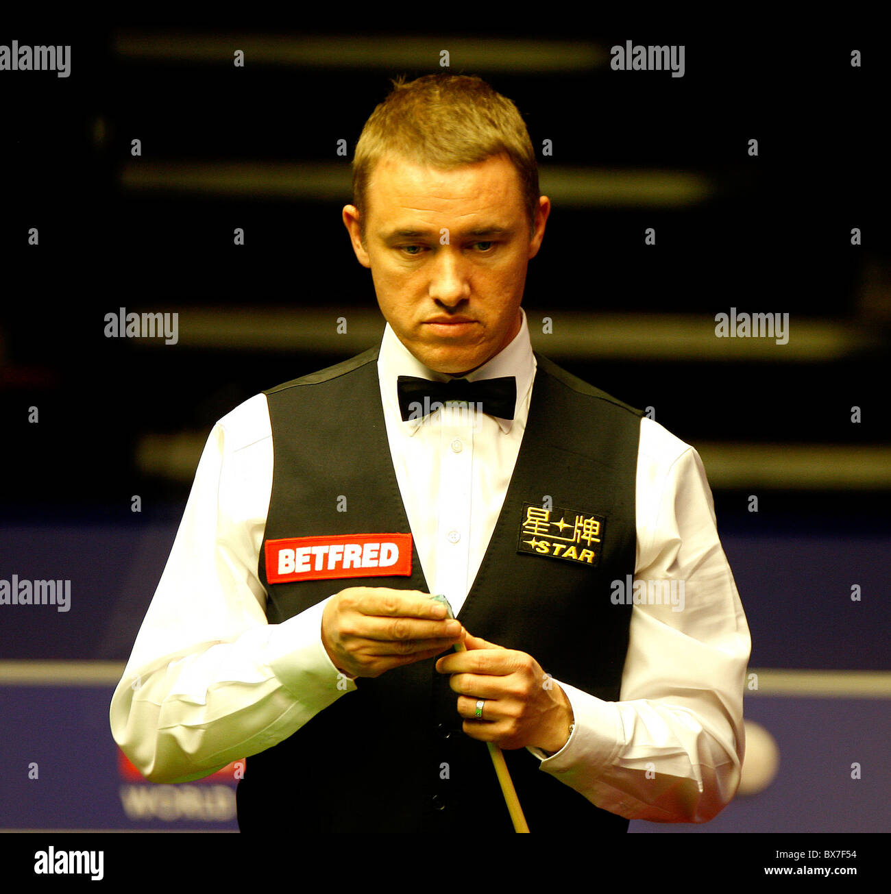 Snooker action stephen hendry hi-res stock photography and images - Alamy