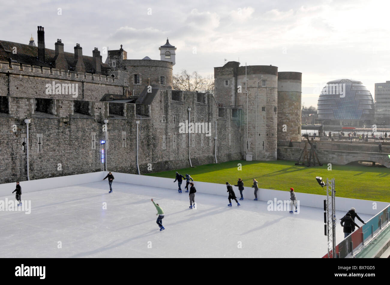 Ice skating rink at the Tower of London for the Christmas season Stock ...