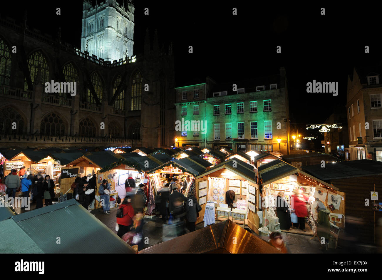 The craft cabins at Bath Christmas market with Bath Abbey in the ...