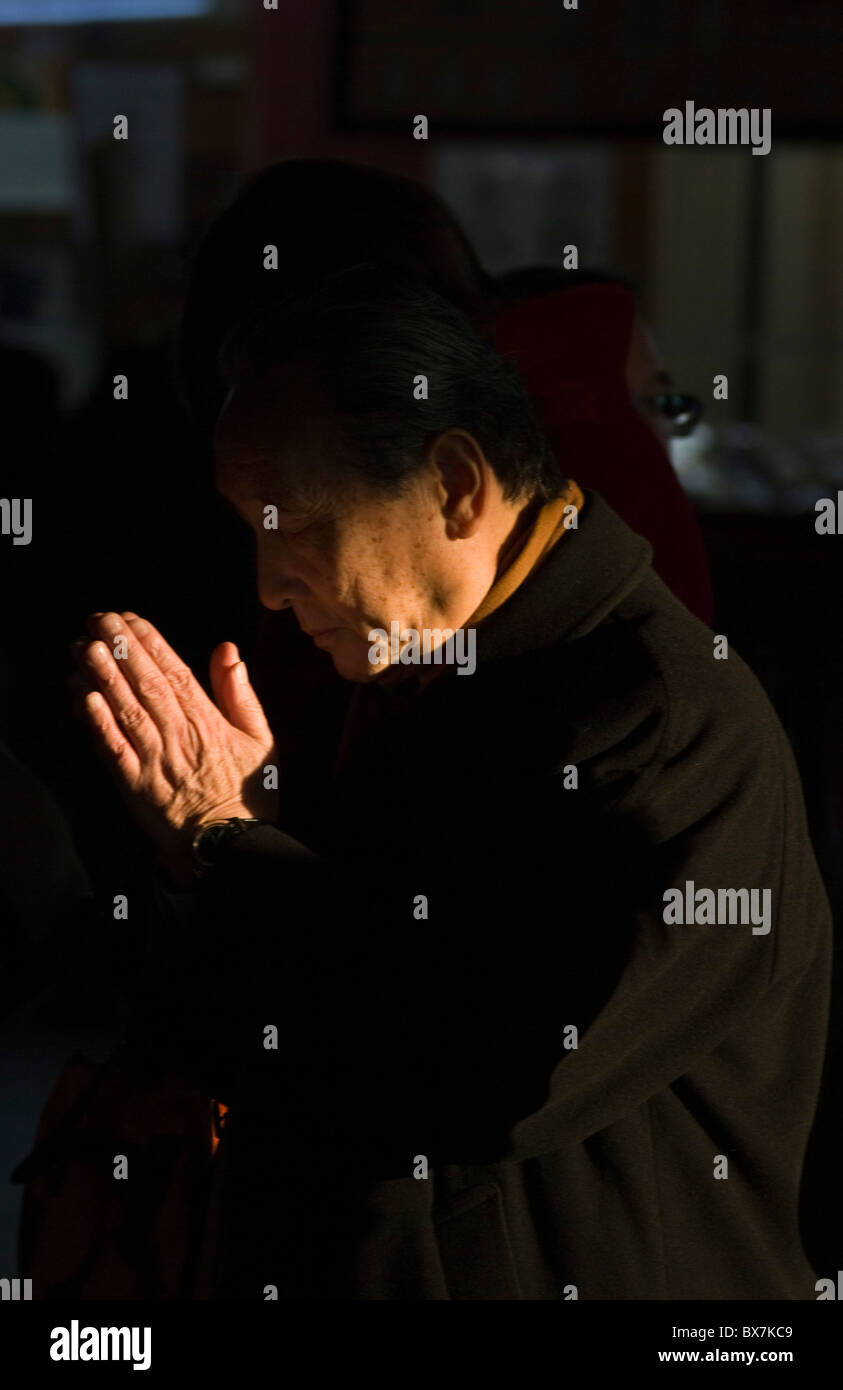 a japanese man praying at sensoji temple in tokyo, japan Stock Photo ...