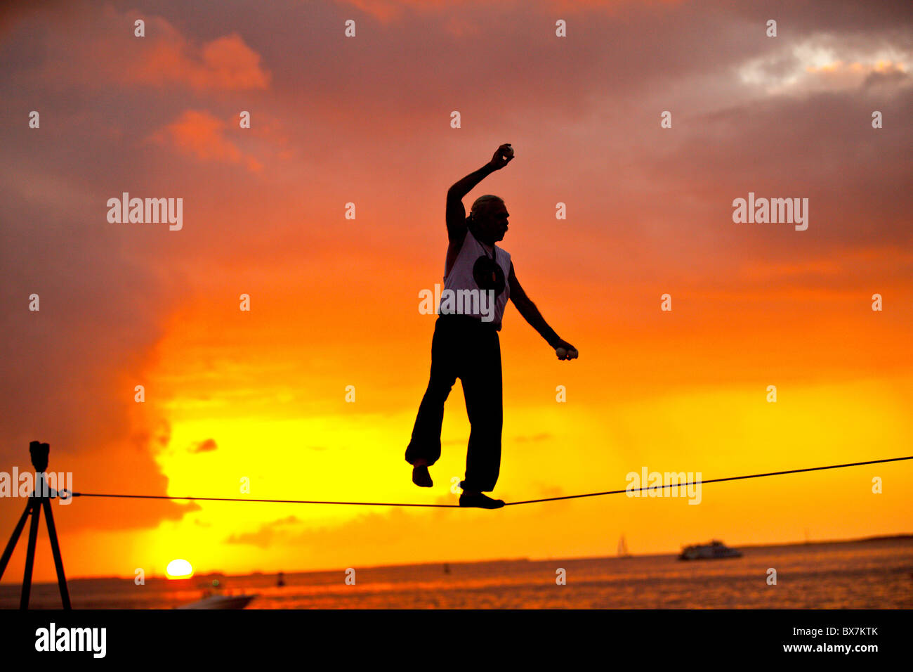 Tightrope act hi-res stock photography and images - Alamy