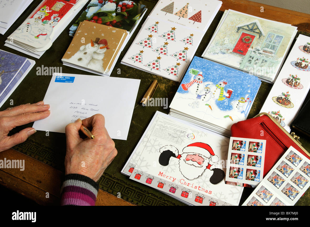 Writing greetings card hand hi-res stock photography and images - Alamy