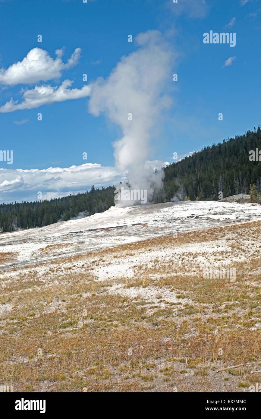 Old faithful inn historic district hi-res stock photography and images ...