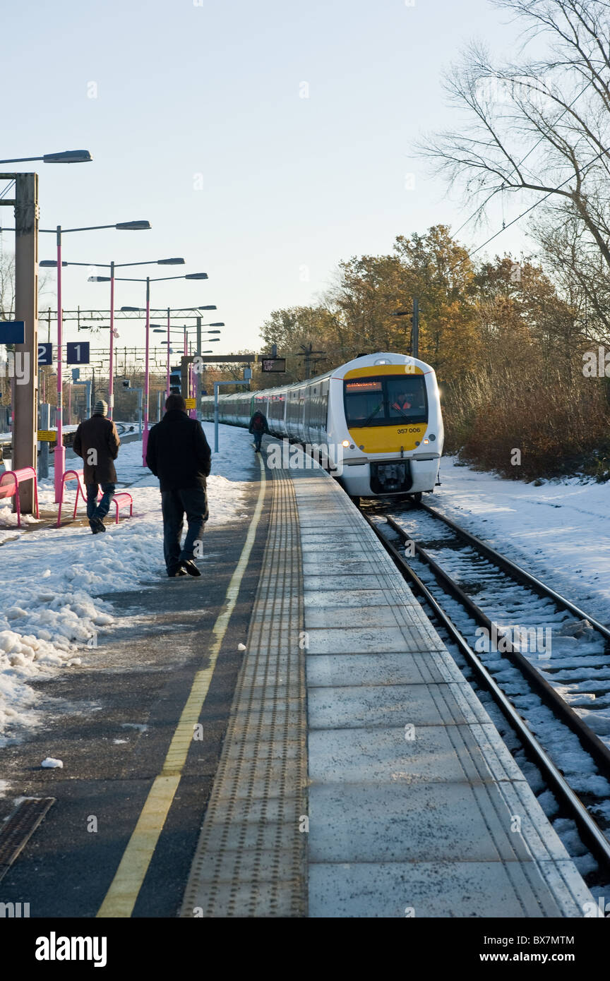 Train arriving at a platform hi-res stock photography and images - Alamy