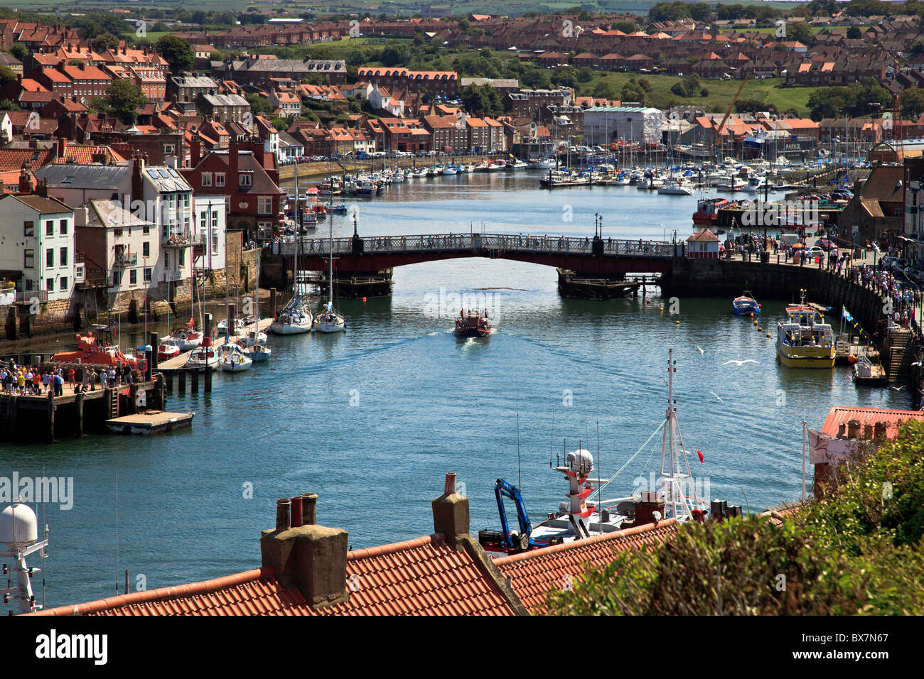 Whitby swing bridge yorkshire hi-res stock photography and images - Alamy