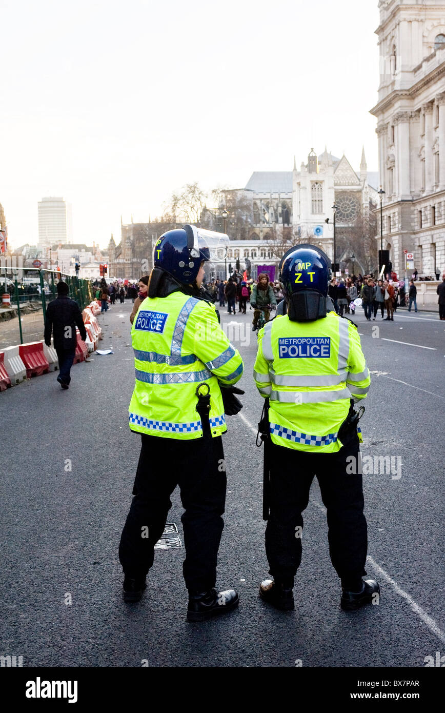 Metropolitan police riot uniform hi-res stock photography and images ...