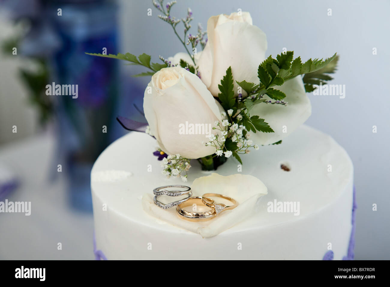 Wedding cake and topper with rings Stock Photo - Alamy