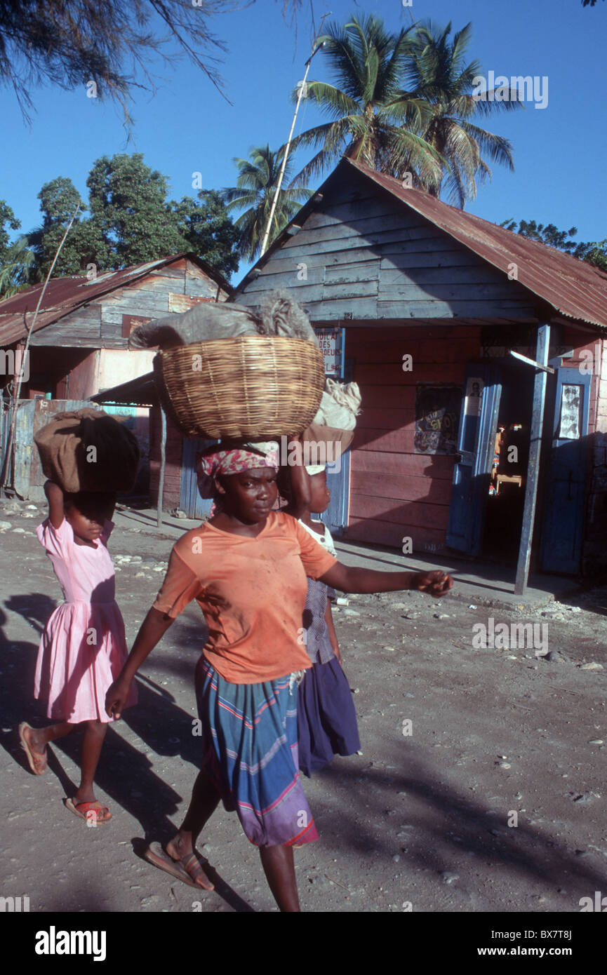 HAITI. WOMEN AND GIRLS TAKING PRODUCE TO MARKET IN JACMEL Stock Photo - Alamy