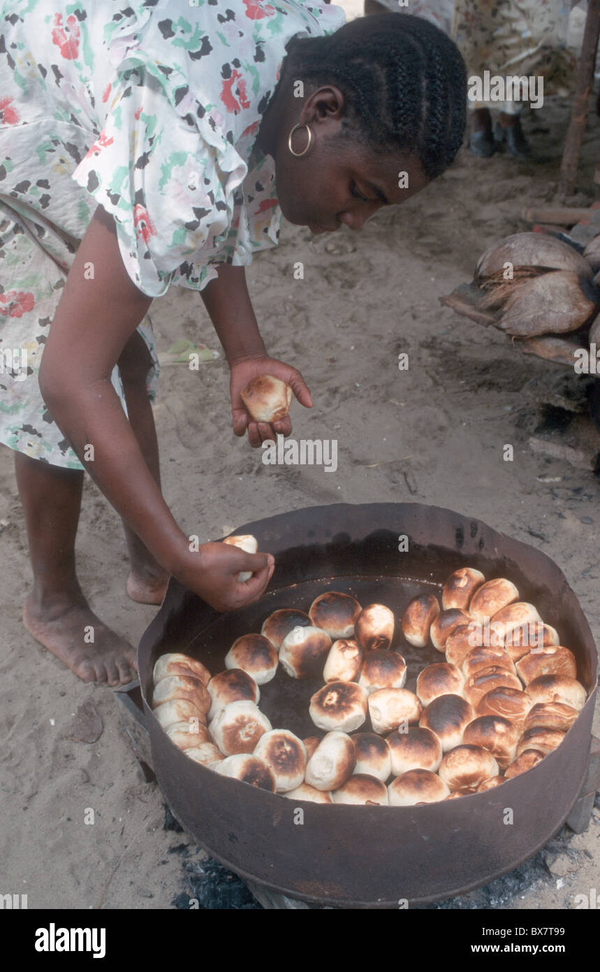 HONDURAS MAKING COCONUT BREAD IN GARIFUNA COMMUNITY CARIBBEAN COAST ...