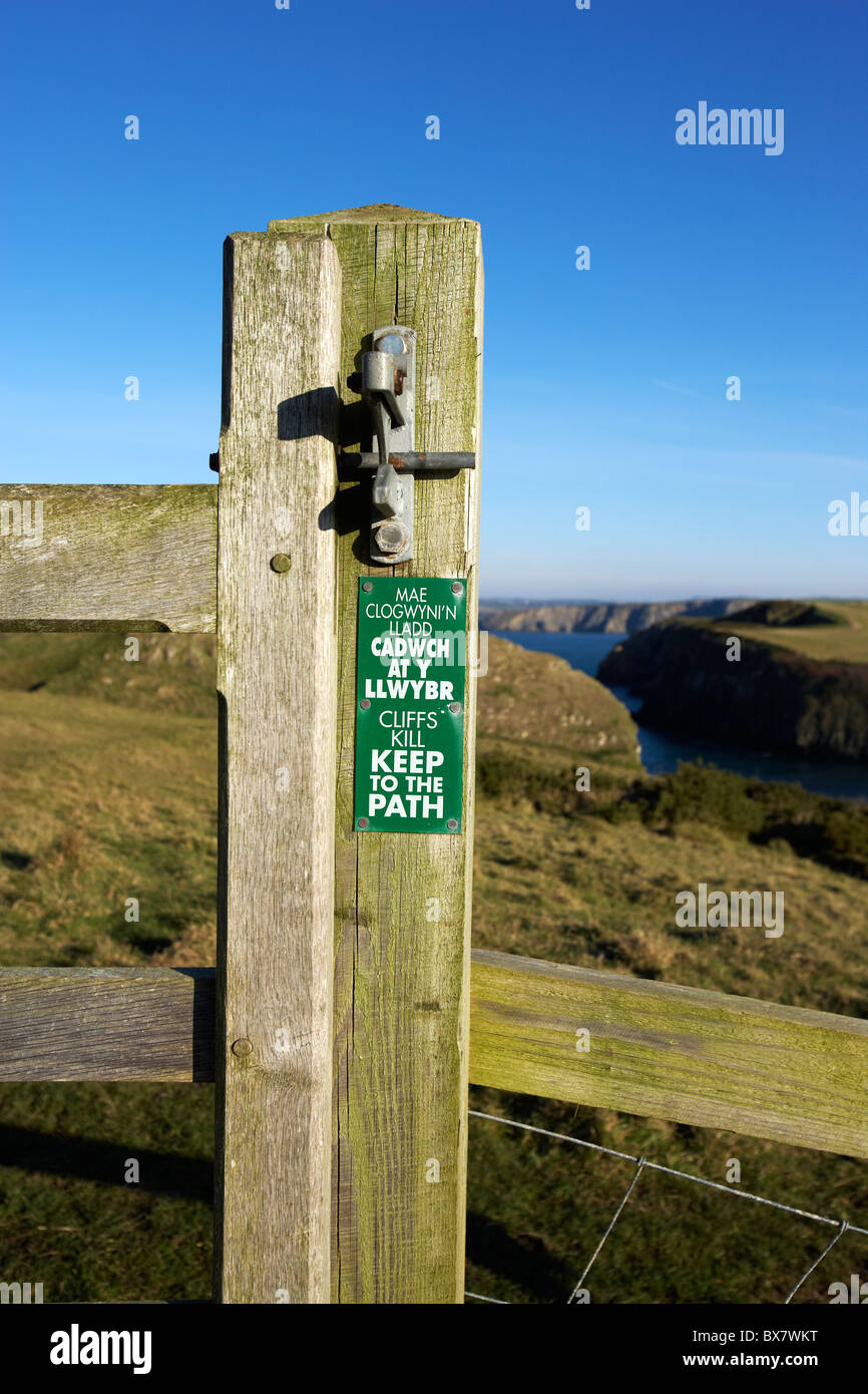 Pathway sign hi-res stock photography and images - Alamy