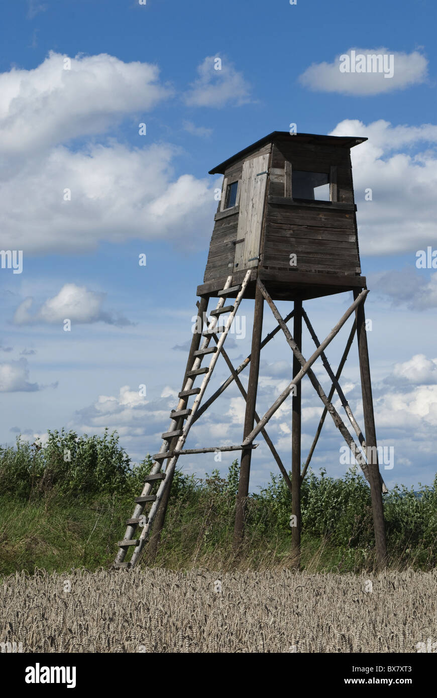 Wooden watchtower hi-res stock photography and images - Alamy