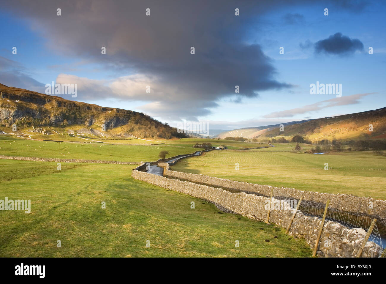 Narrow road running through typical Yorkshire Dales scenery at ...
