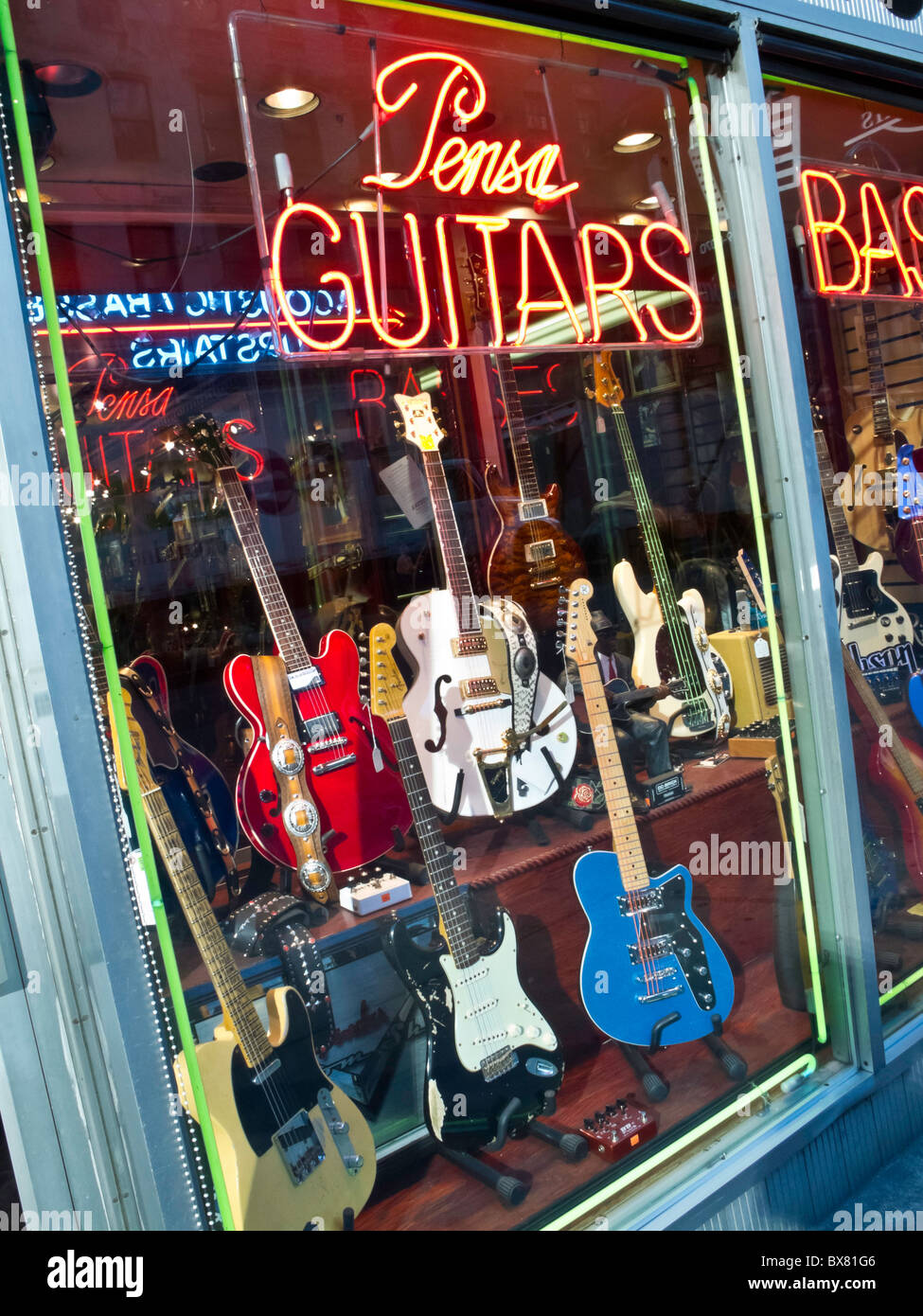 Musical instruments signs hi-res stock photography and images - Alamy