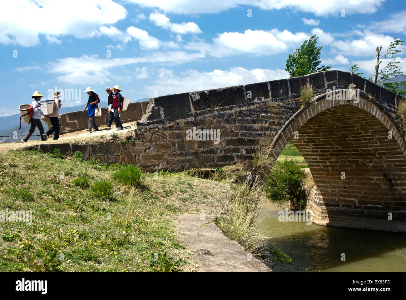 People crossing Yujin arched stone bridge, Shaxi, Jiangsu, China Stock ...
