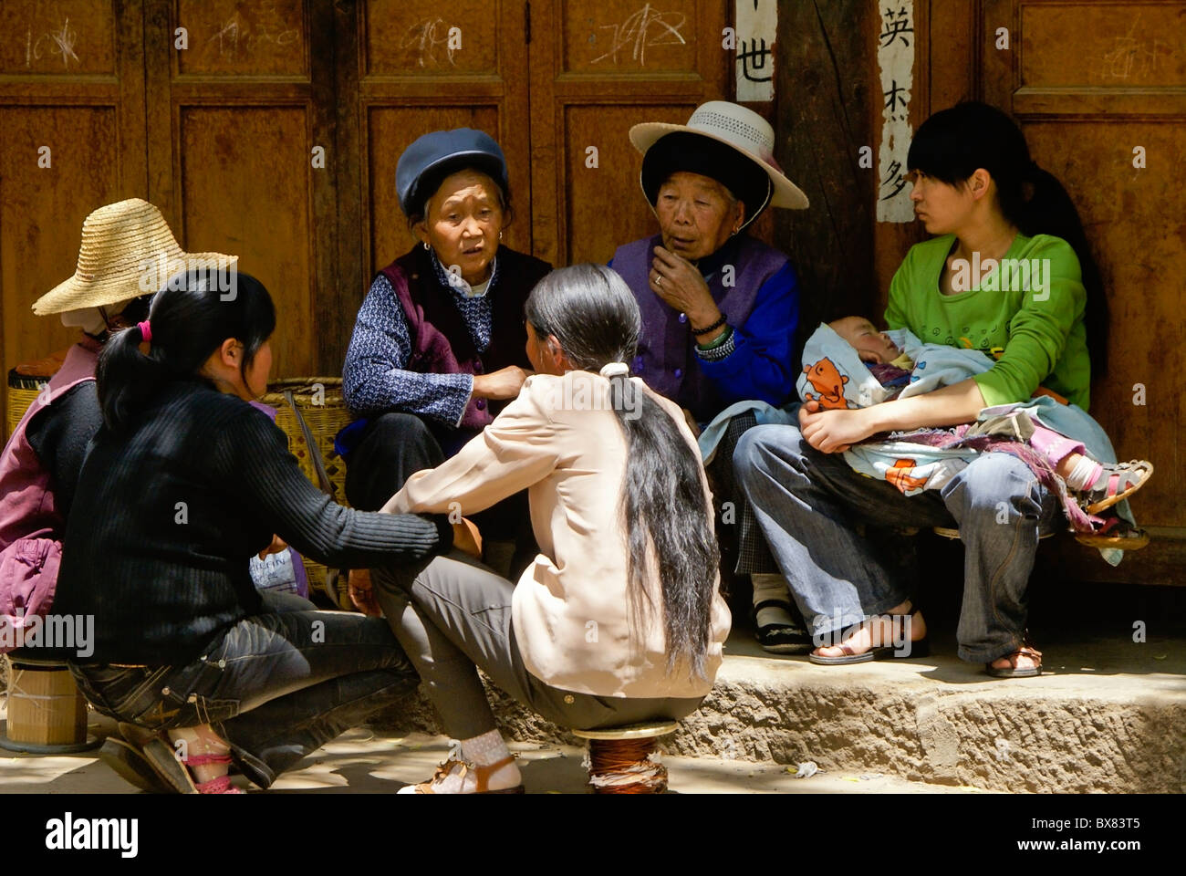 Chinese people talking hi-res stock photography and images - Alamy