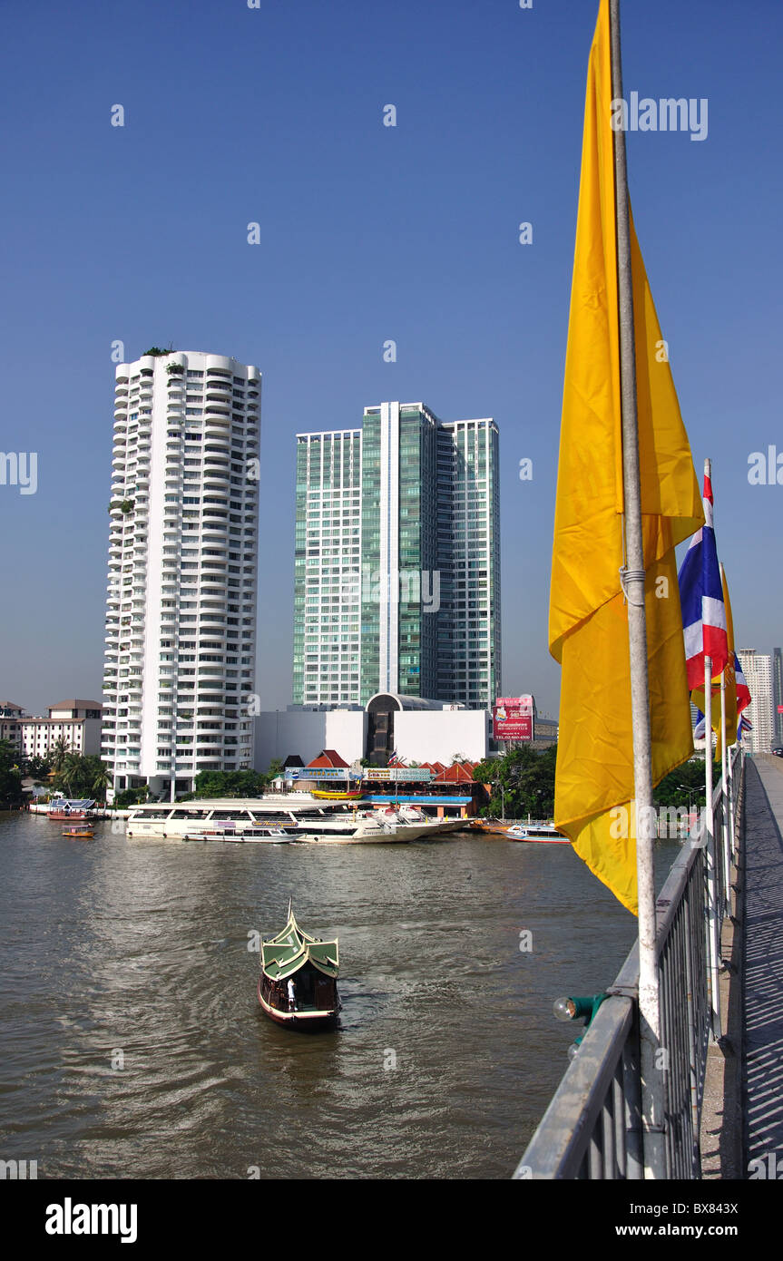 River boats on Chao Phraya River from Bang Rak District, Bangkok ...