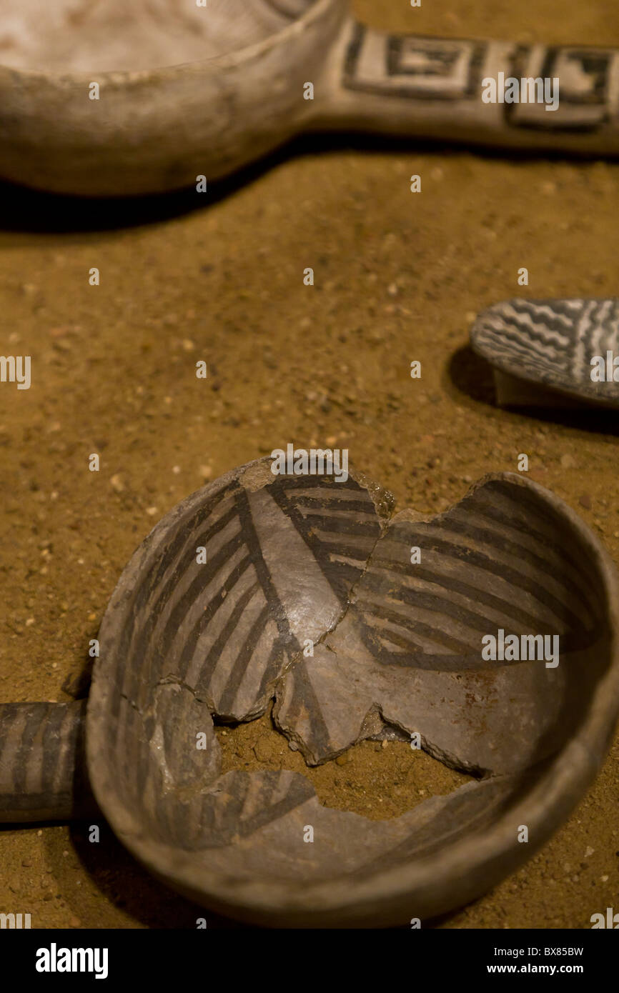 Native american pottery black and white hi-res stock photography and ...