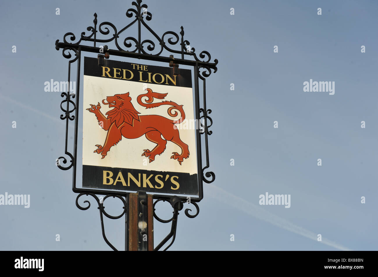Pub sign for The Red Lion public house at Wolvercote, Oxford ...