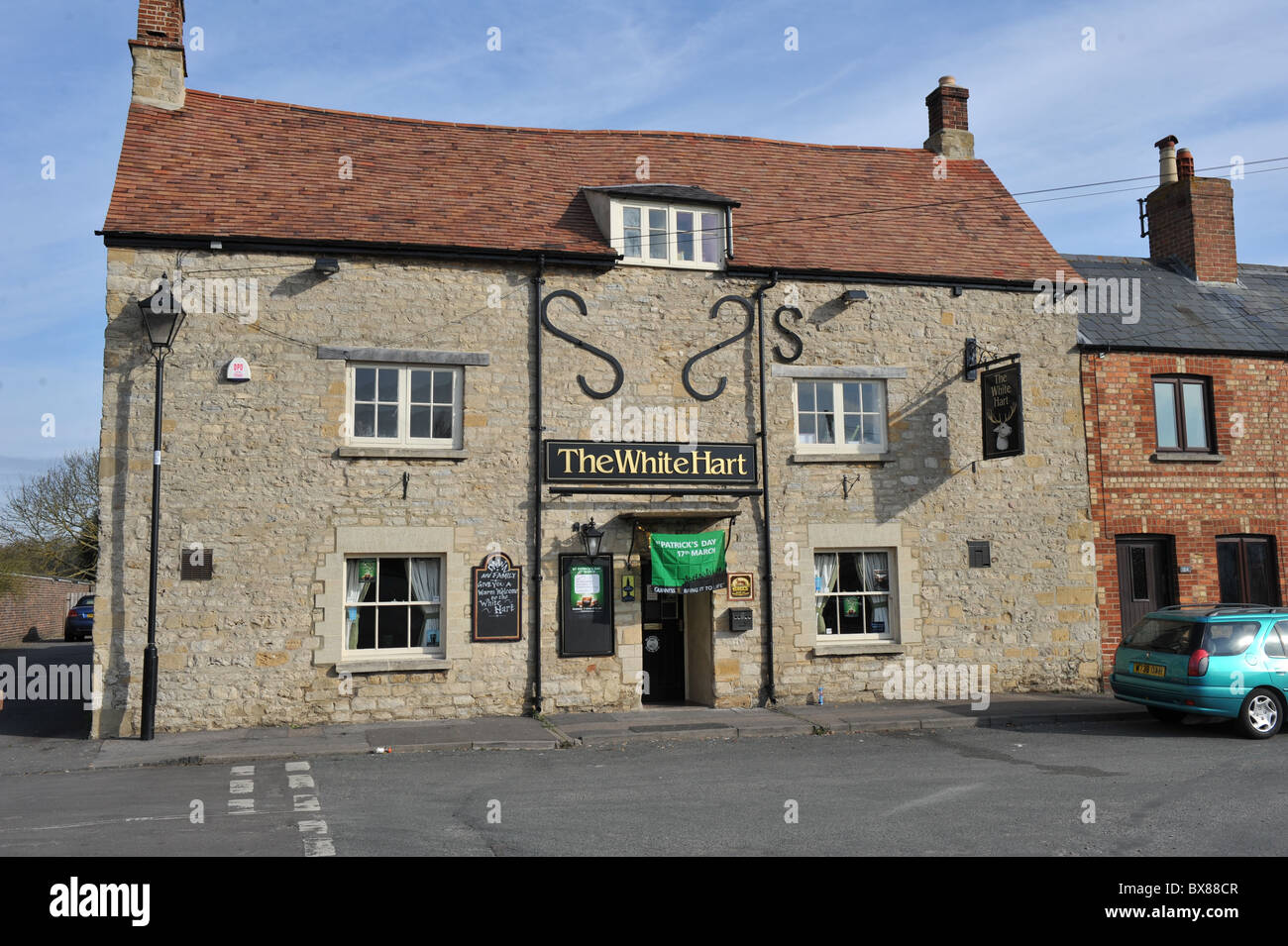 The White Hart public house at Wolvercote, Oxford. Traditional English ...