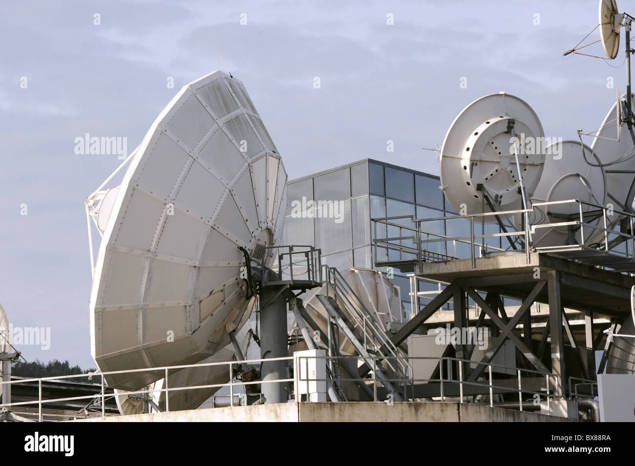 Satellite signal hi-res stock photography and images - Alamy