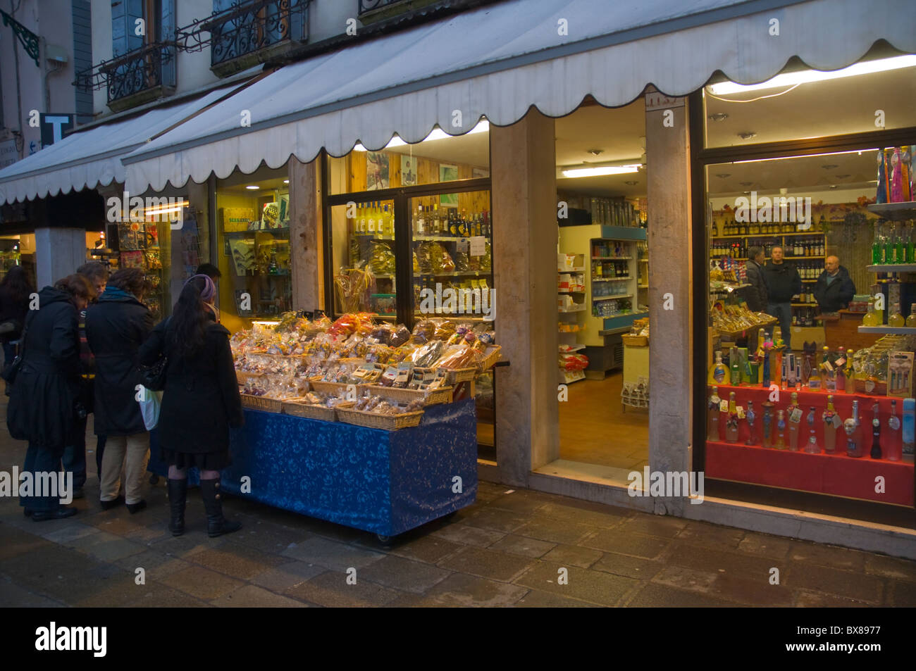 People storefront hi-res stock photography and images - Alamy