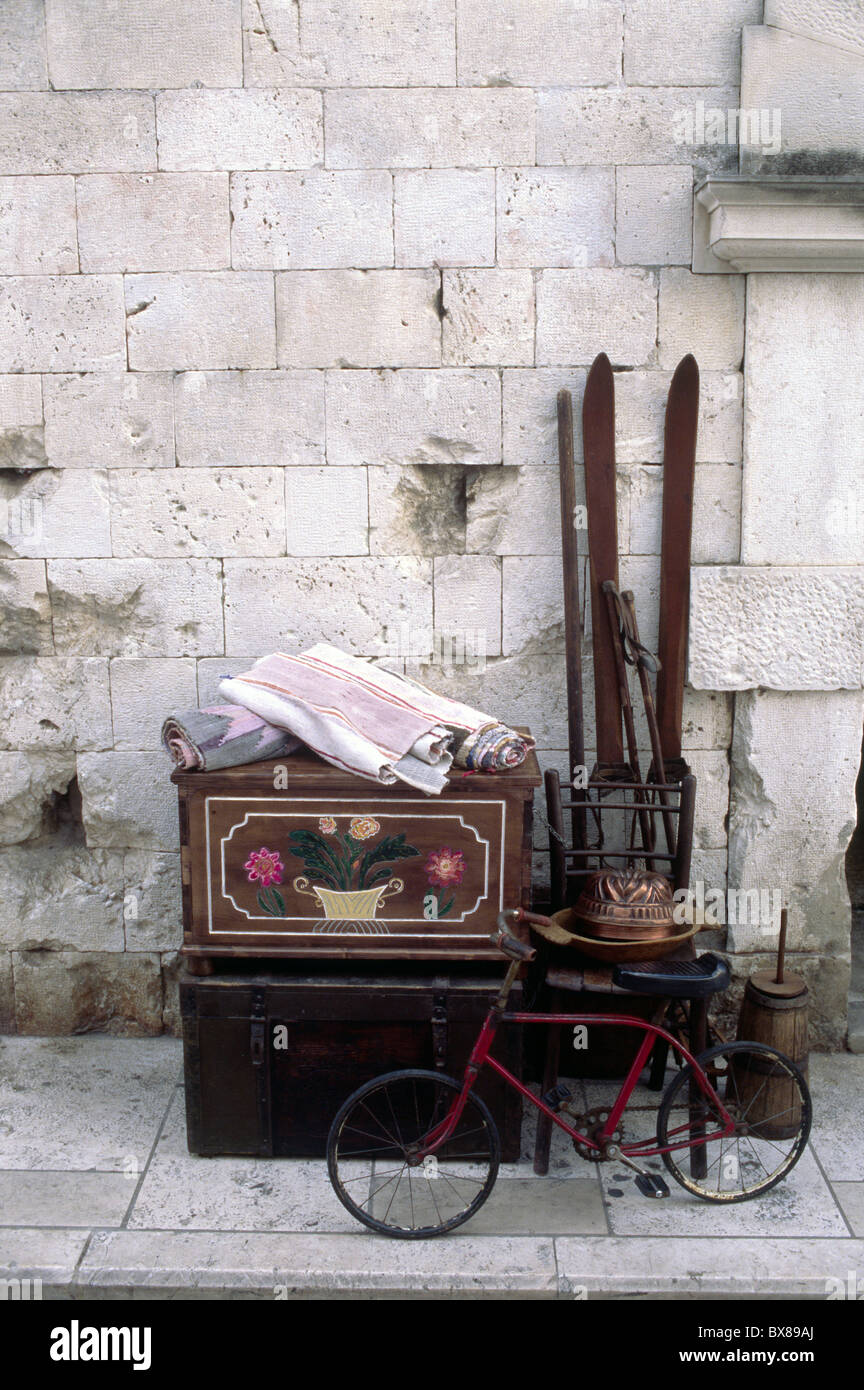 Antique shop in Zadar, Dalmatia, Croatia Stock Photo - Alamy