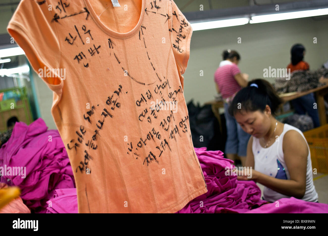 Chinese migrant workers at factories hi-res stock photography and ...