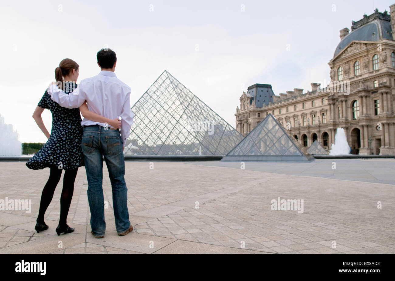 Couple view the Louvre paris Stock Photo - Alamy