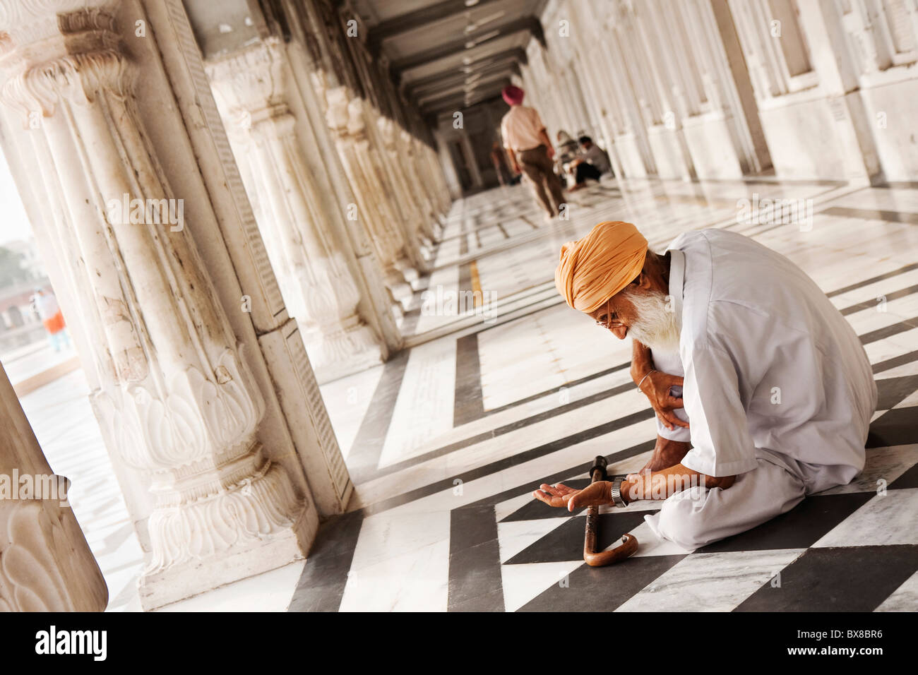 A Sikh sitting down at the Golden Temple, Amritsar, Punjab, India Stock ...