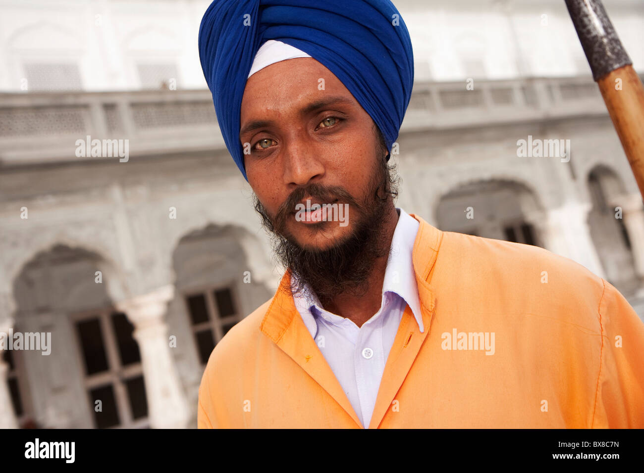 a Sikh guard guarding the Golden Temple, Amritsar, Punjab, India Stock ...