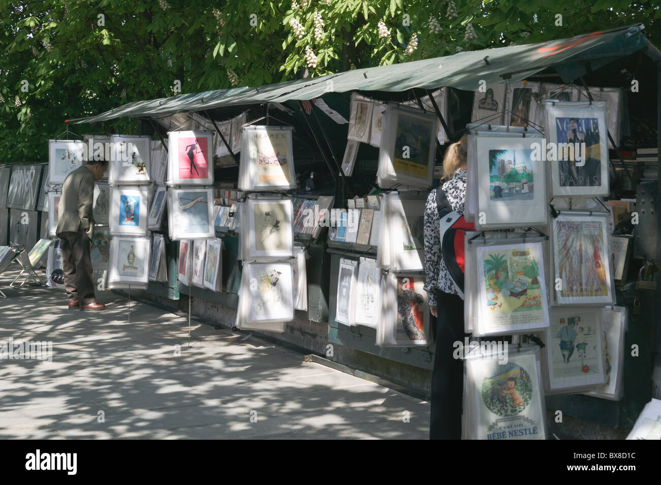 Book stalls of Les Bouquinistes selling books and art prints on Quai de ...