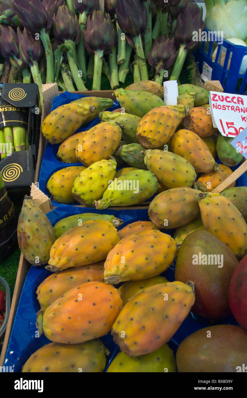 Figs at fresh produce market by Rialto bridge San Polo Venice the ...