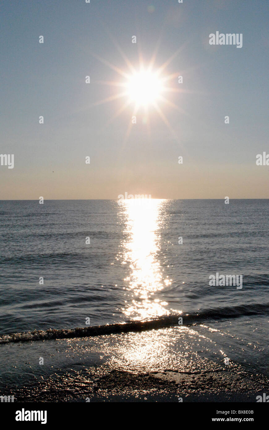Sea background sun rays hi-res stock photography and images - Alamy