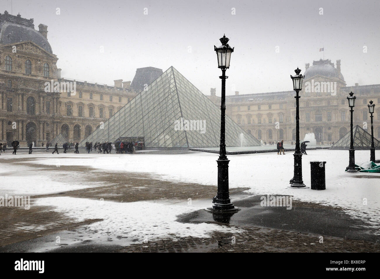 Louvre museum and Pyramid in snow Paris Stock Photo - Alamy