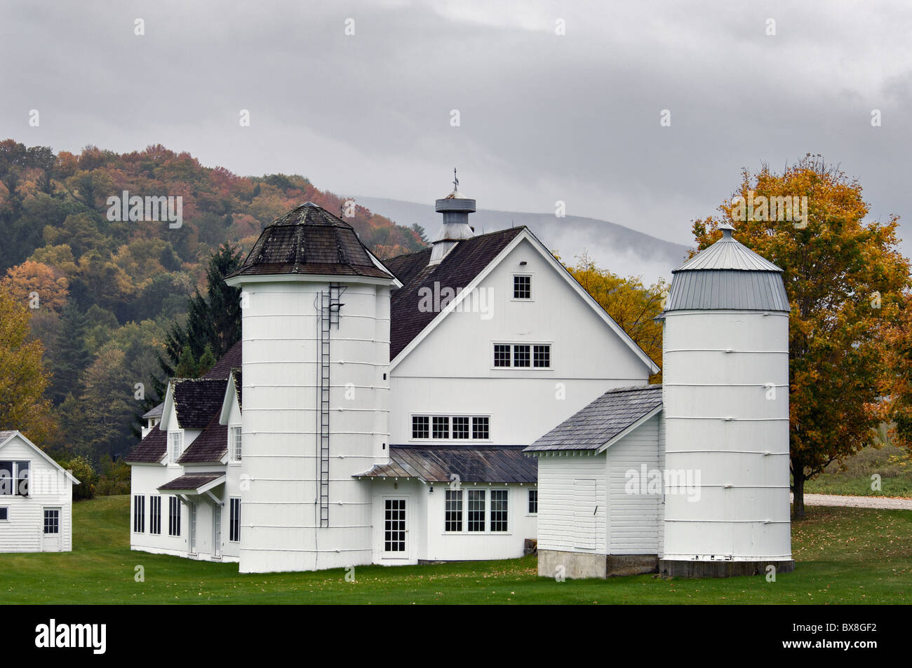 Barn with white silo hi-res stock photography and images - Alamy