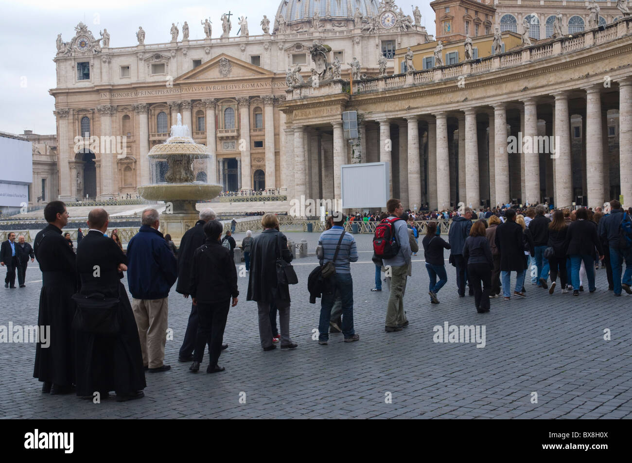 Queue to the Vatican museums at Piazza San Pietro square Vatican city ...