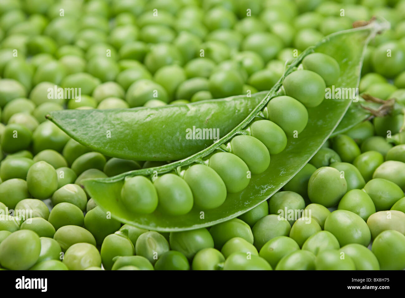 Fresh peas background Stock Photo - Alamy